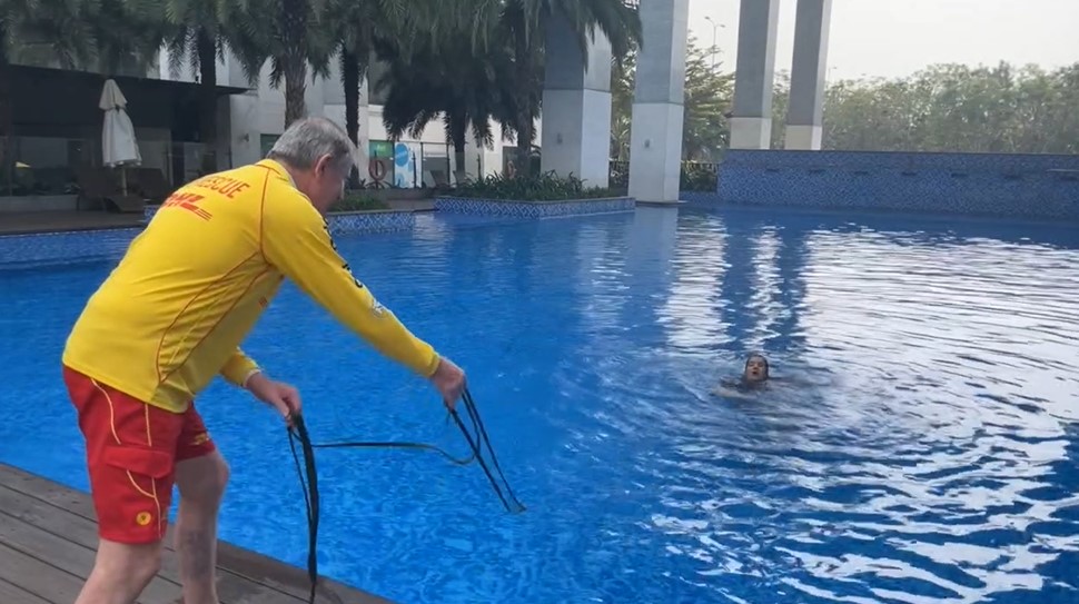 Rescue and bring drowning people to safety - Kỹ năng Sinh tồn SSVN